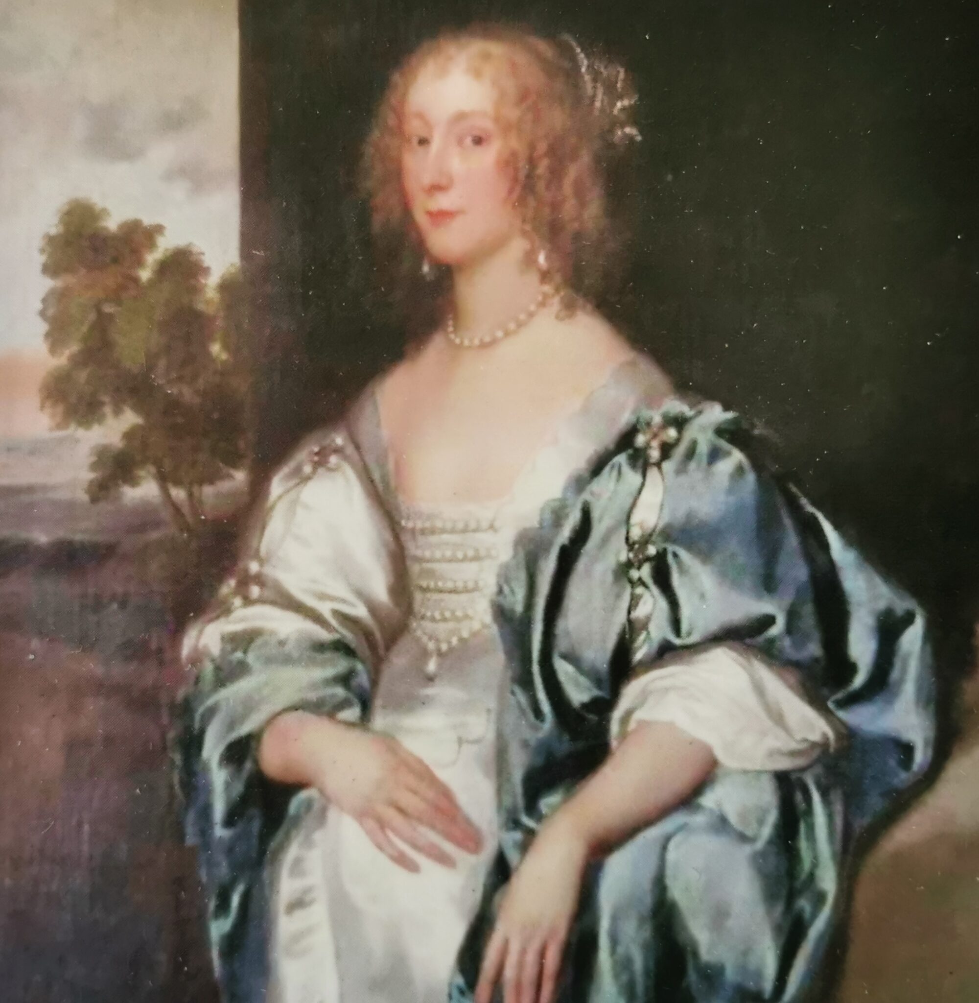 A Necklace of 10-11mm Baroque Pearls - Claydon Estate